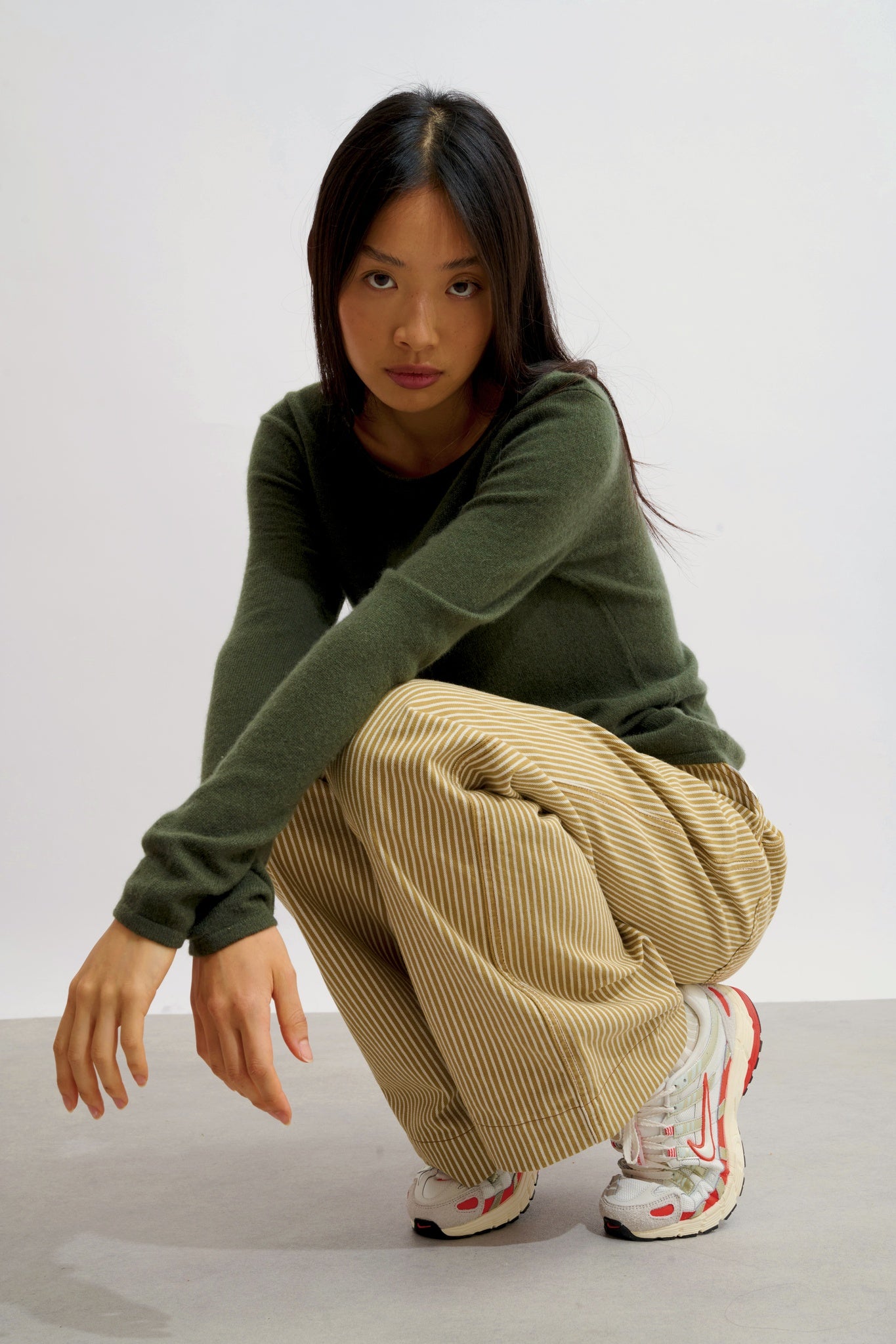 EPÉNA pull col rond kaki 100% cachemire – Authentic Cashmere